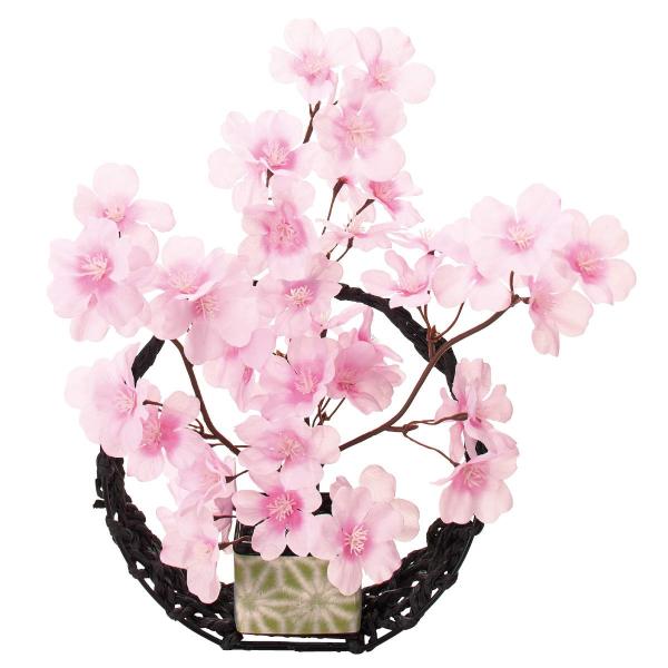 卓上の桜造花アレンジメント。シンプルで使いやすいデザインです。商品棚やレジカウンター、受付に飾って春らしい店舗ディスプレイに。●素材／発泡スチール・ポリエステル・ポリエチレン・紙・スチール●サイズ／幅26×奥行13×高さ32cm