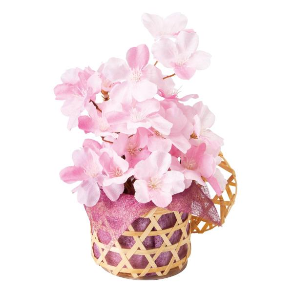 卓上の桜造花アレンジメント。シンプルで使いやすいデザインです。商品棚やレジカウンター、受付に飾って春らしい店舗ディスプレイに。●素材／ポリエステル・ポリスチレン・天然素材●サイズ／幅14×奥行11×高さ20cm ベース：直径8×高さ6cm●...