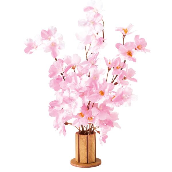 卓上の桜造花アレンジメント。シンプルで使いやすいデザインです。商品棚やレジカウンター、受付に飾って春らしい店舗ディスプレイに。●素材／ポリエステル・ポリスチレン●サイズ／幅17×奥行14×高さ32cm ベース：直径6×高さ5.5cm