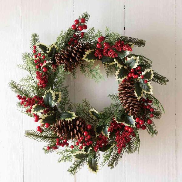 ヒイラギの葉っぱが印象的なクリスマスリース。壁に吊るして簡単に飾ることができます。テーブルやレジカウンター立てかけたり、リーススタンドに吊るせば壁がないところにも飾ることができます。オフィスインテリアにもおすすめ。●素材／ポリエステル・発泡...