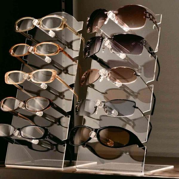 複数並べてもスッキリした印象のメガネディスプレイ。【サイズ】W15×D15×H36cmフック：L7cm 直径12mm フックピッチ：5cm 【素材】透明アクリル3mm厚 【特記事項】※形状によっては掛けられないメガネがあります。あらかじめご...