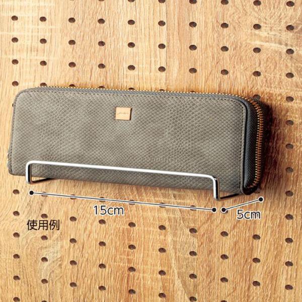 【ストエキオリジナル】有孔ボード専用オプションです。長財布や小型のバッグ、雑誌が陳列できるよう前方を立ち上げたフックです。【サイズ】幅15×奥行5×高さ2.5cmフック部：直径4mm【素材】スチール製 クロームメッキ【その他仕様】耐荷重：1kg