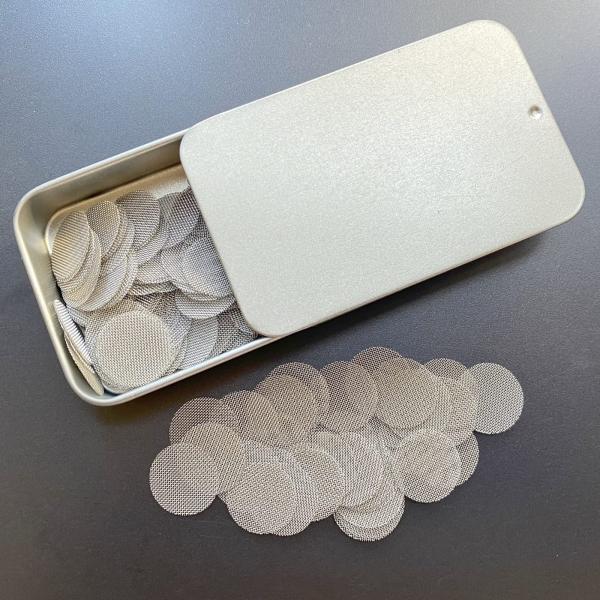 【商品説明】　・シルバー収納ボックス：コンパクトサイズ（8*5*1.5cm）で、持ち運び便利です・パイプスクリーン：パイプなどの火皿にタバコが落ちないようセットするスクリーンです。パイプの火皿の底に入れて空間を作り、タバコをマイルドにするだ...