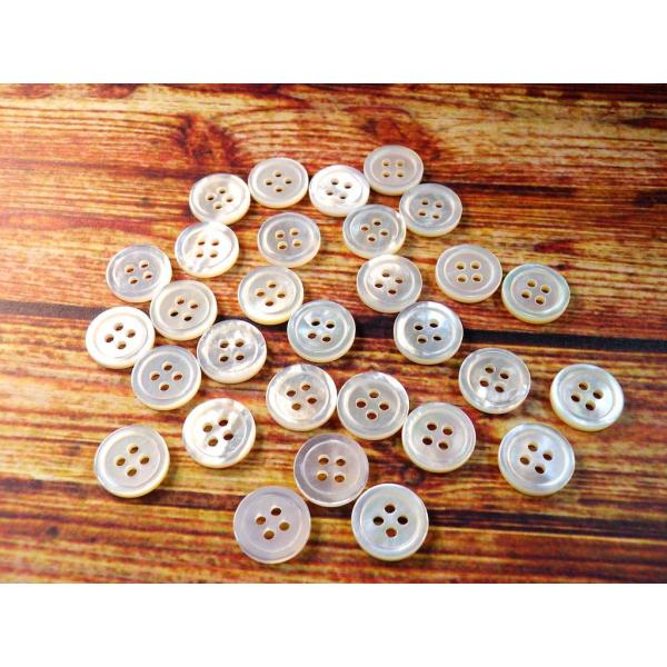 【商品説明】　・お得な30個セット（15mmは10個セット)・ボタンを替えるだけで、洋服がワンランクアップ・メイドインジャパン品質の最高級白蝶貝ボタン・使いやすい定番型・貝ボタン専門メーカーで品質には絶対の自信があります※未決済で３日経過し...