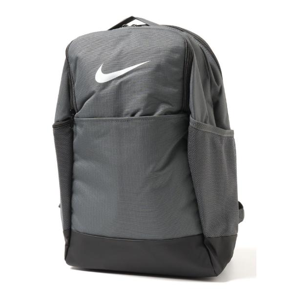 【コメント】ナイキ ブラジリア M バックパック 9.5 24L トレーニングバックパック (ミディアム、24L)  広々としたスペースにギアを整理して収納。  ギアをナイキ ブラジリア バックパックに入れて出かけましょう。 ラップトップ用...