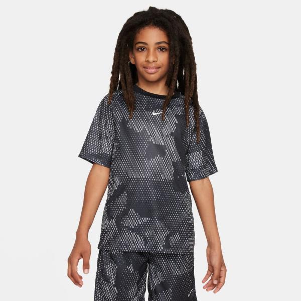 ジュニア（ボーイズ）Dri-FIT ショートスリーブ トップ　試合対応のパフォーマンスで、毎日着用できるウェアをお探しですか？ ぜひチェックしてください。 速乾性に優れた高性能のトップスが、試合のときと同じ快適な着心地を遊び場で提供します。...