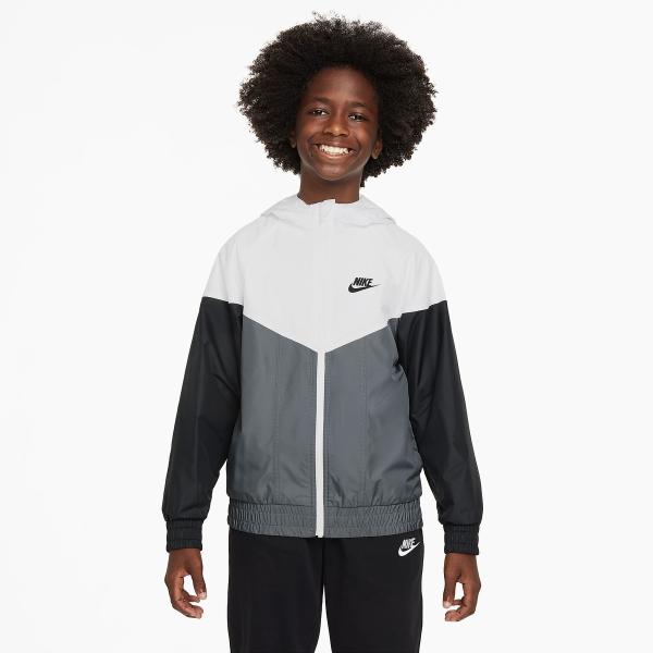 滑らかで柔らかいジャージー素材を裏地に使用したウィンドランナー。　Nike Sportswearの伝統的なスタイルとお気に入りのTシャツの快適な居心地を兼ね備えています。　 毎日の冒険の定番アイテムとして、肌寒い朝には体を温め、暖かい午後に...