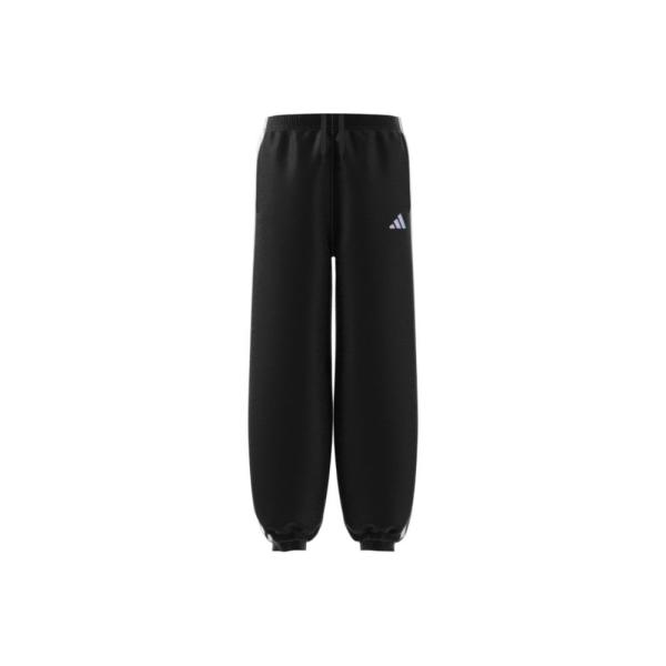 一日中、快適な着心地をお届けするadidasのジュニアパンツ。ルーズフィットがゆったりとした感じを醸し出し、綿混の生地がソフトで暖かい履き心地を実現。つまり、リラックスした日には欠かせないアイテムということ。※掲載画像の仕様・デザイン・カラ...