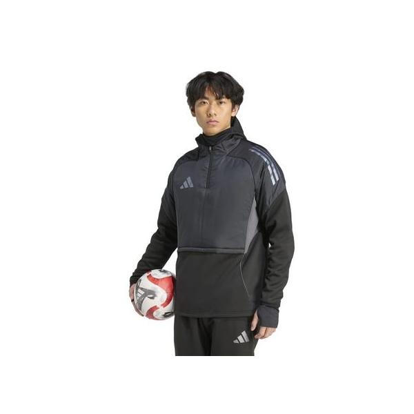 【コメント】寒さに備えるadidasのティロ25コンペティショントップス。ハーフジップ仕様でトレーニングジャージーの上にさっと着られる。小雨でも体をドライに保つ便利なフリース［裏起毛］レイヤー。カバーしたい範囲を選べるカフのサムホールとバラ...