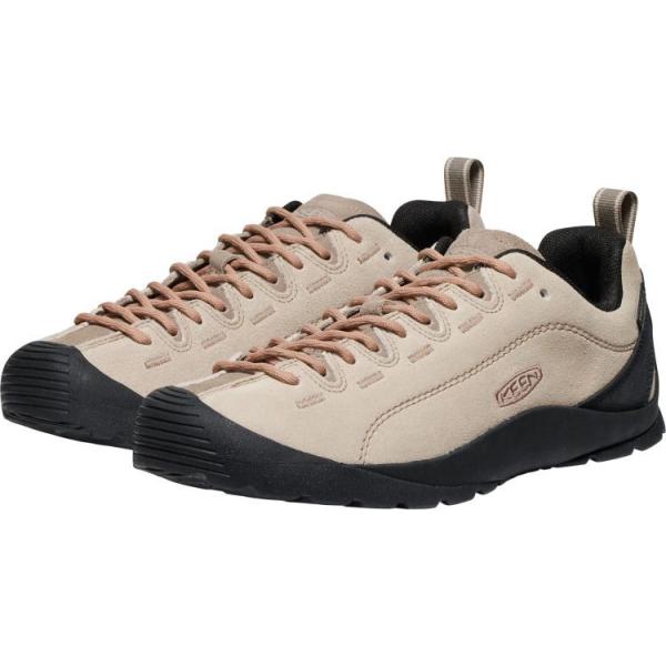 オリジナル・アウトドア・スニーカー。長年、愛されてきたロングセラーモデル。街でも山でも、自分の「今ここ」に寄り添ってくれるスニーカー。ロッククライミング用に設計されたクライミングシューズと、足の健康や履き心地を重視してつくられたコンフォート...