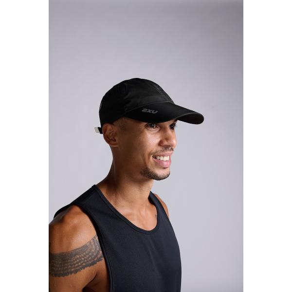 【カラー】BLK/BLK【サイズ】.【素材】100% NYLON【原産国】HONG KONG【メーカー品番】66691189【コメント】頭を熱から保護するように設計された軽量2XUランキャップです。通気性の良い素材で、ランニング中も頭部を涼...