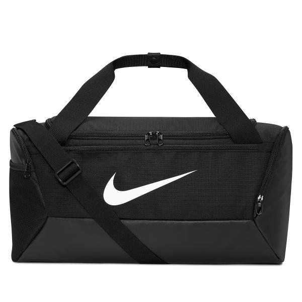 ナイキ ブラジリア S ダッフル 9.5 41L トレーニングダッフルバッグ（S、41L） さっと収納して出発。  すべてのギアを収納できるダッフルバッグはジムのお供に最適。 通気性に優れたサイドコンパートメントには、汗で汚れたシューズやウ...