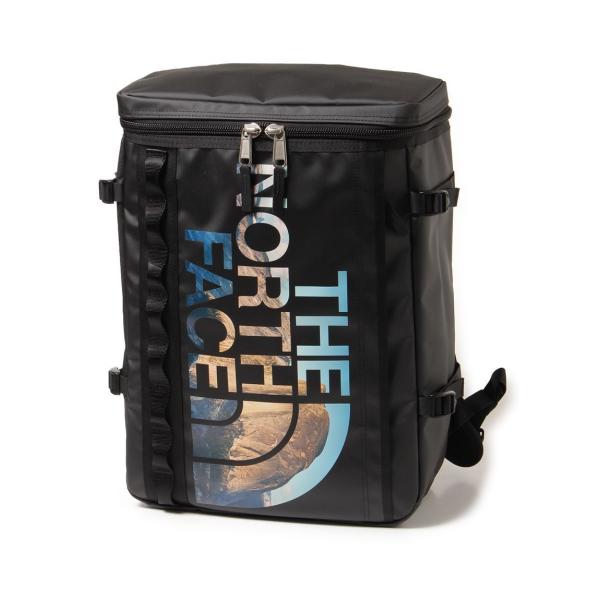 THE NORTH FACEの代表的なロングセラーモデルとして、高い人気を誇るデイパック（リュック）です。メイン素材は、環境に配慮した1000デニールのリサイクルポリエステルに、TPEファブリックラミネートを施した高強度の生地を採用。濡れや...