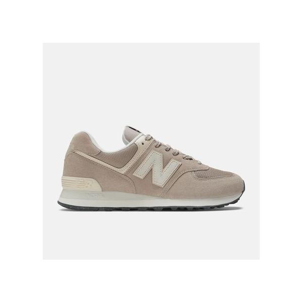 【コメント】環境に優しいマテリアルを採用しながら、季節にフィットする風合いのあるスエード/メッシュアッパーをホワイトNロゴが映えるオーセンティックなカラーで彩った「U574」。Classic574でよく使われるタンラベルを採用し、ペアでコー...