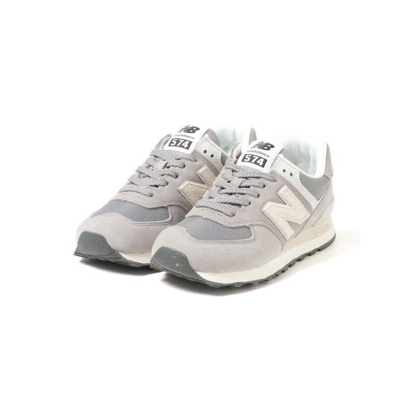 【コメント】環境に優しいマテリアルを採用しながら、季節にフィットする風合いのあるスエード/メッシュアッパーをホワイトNロゴが映えるオーセンティックなカラーで彩った「U574」。Classic574でよく使われるタンラベルを採用し、ペアでコー...