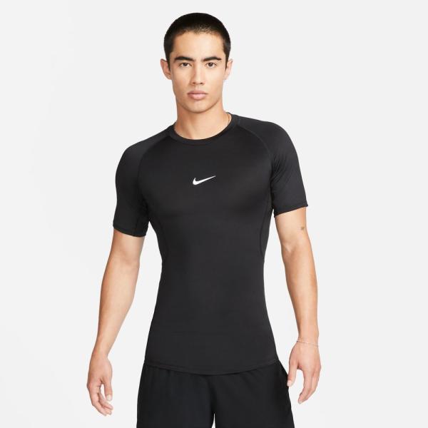 Nike Proコレクションは、自分の目標を超える自信をもたらすシリーズ。　このスリムフィットのトップスは、人気のスポーツやエクササイズに適した滑らかで伸縮性のある着心地。　さらに、曲線的な裾のため、しっかり体をカバーすることも、ボトムスに...