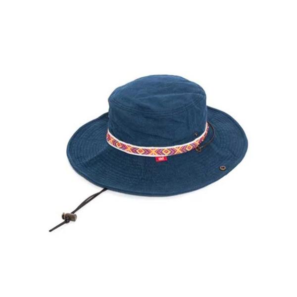 【カラー】NVY【サイズ】.【素材】本体：COTTON 100%【原産国】韓国【メーカー品番】71077531【コメント】オリジナルのチロリアンテープに綿100％の風合いある生地感を合わせたアイテムのツバにはワイヤーが入っていて、自在にスタ...