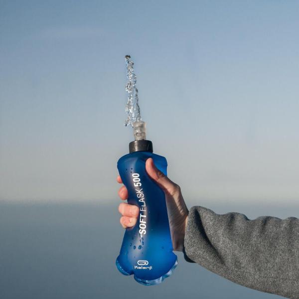 片手で持てるフレキシブルな容量500mlのフラスクです。ゴムリング付きなので、手で持ちやすくなっています。マウスピースを回転させることでフラスクを開閉、オン/オフのマーク付きです。硬いボトルに比べてフラスクは軽く、走っている時の音も小さいた...