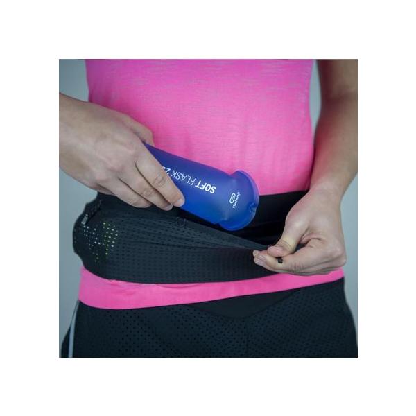 【コメント】ランニング中に食べ物や飲み物を簡単に持ち運べるわずか78g(※サイズ4の場合)と軽量なランニングベルト。このランニングベルトで運べるものは、250mlのソフトボトル2本(腹部分)とジェル6本(臀部分)で、取り出すのも簡単です。ま...