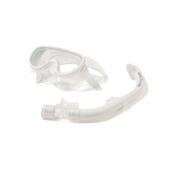 スタンダード1眼マスクとシリコーン製スノーケルをセットに。　男女兼用10歳〜大人用。　Wスカート構造は接地面が広がる特殊加工で肌に吸い付くようにぴったりフィットし、水の浸入を防ぎます。　ストラップの調節をワンタッチで簡単に行うことができる。...