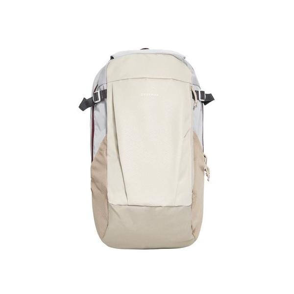 【コメント】晴れた日の低地、森林、海岸などへの2時間ほどのハイキングに最適。小物を収納できるポケットや仕切りなどもあり、普段使いにも便利です。大自然を探索するためのバックパックをお探しの方に。多くのポケットや仕切りが備わった、容量20Lの快...