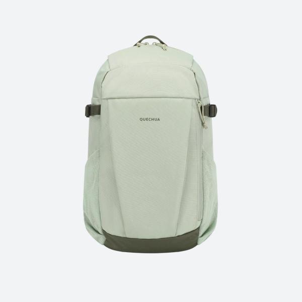 【コメント】晴れた日の低地、森林、海岸などへの2時間ほどのハイキングに最適。小物を収納できるポケットや仕切りなどもあり、普段使いにも便利です。大自然を探索するためのバックパックをお探しの方に。多くのポケットや仕切りが備わった、容量20Lの快...