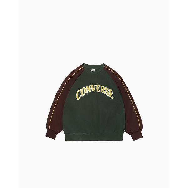 【コメント】ポリエステルコットン素材を使用した裏毛スウェットアイテム。袖と裾口は絞りを強めにしており、立体的な女性らしいシルエットを表現。前部分のロゴは刺繍風プリントになっており、凹凸感のある風合いで、袖部分は配色パイピングを施しております...