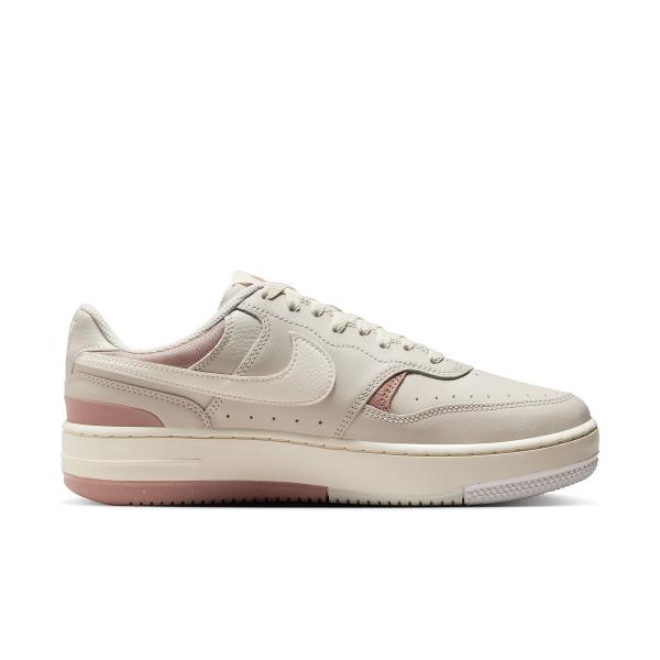 【コメント】ナイキ ウィメンズ ガンマ フォースウィメンズシューズさまざまなレイヤーを重ねてスタイルと快適さを追求した、魅力満載の一足。 ガンマ フォースは、スエードに天然皮革と合成皮革を組み合わせて、定番のAF1シルエットを一新しました。...