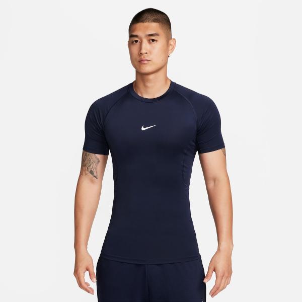 Nike Proコレクションは、自分の目標を超える自信をもたらすシリーズ。 このスリムフィットのトップスは、人気のスポーツやエクササイズに適した滑らかで伸縮性のある着心地。 さらに、曲線的な裾のため、しっかり体をカバーすることも、ボトムスに...