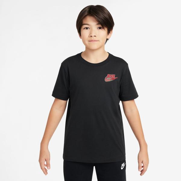 柔らかくて軽いこのコットンTシャツを着て、快適にリラックス。 定番のフィット感で、普段使いに最適です。※掲載画像の仕様・デザイン・カラー等が予告なく変更される場合があります。あらかじめご了承下さい。ナイキ NIKE K NSW TEE BO...