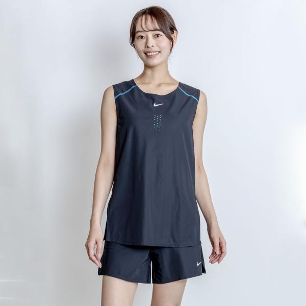 あなたを隠さずに、あなたに“似合う”。Nikeの新しい体型カバーフィットネス水着、セレクトユー。体のラインをカジュアルにカバーするなオーバーサイズトップスとヘルシーなクロップドインナーブラトップのレイヤードスタイル。ボトムスはゆったり長めな...