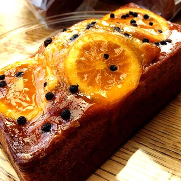 【名　称】焼菓子（胡椒のケーキ）【原材料名】卵（国産）、オレンジピール、バター、小麦粉、砂糖、アーモンドプードル、水飴、牛乳、洋酒、オレンジ、黒胡椒、アンズジャム／トレハロース、乳化剤、ベーキングパウダー（一部にゼラチン・りんごを含む）【内...