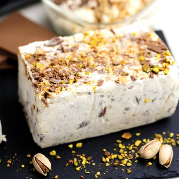 【名　称】洋生菓子【原材料名】クリームチーズ（アメリカ製造）、生クリーム、砂糖、チョコレート、レーズン、オレンジピール、アーモンド、カシューナッツ、ラム酒、ピスタチオ、（一部に乳成分・くるみを含む）【内容量】１個【サイズ】約17cm／約60...