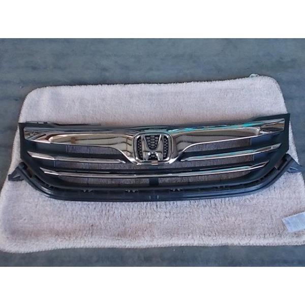 **** 商品説明を必ずご確認ください ****部品管理番号：241213000410400メーカー純正品番：71121-SYY-901部品名：ラジエータグリル部品区分：リサイクル品管理品番：34918車名：フリード車両タイプ名：5ドアハッ...