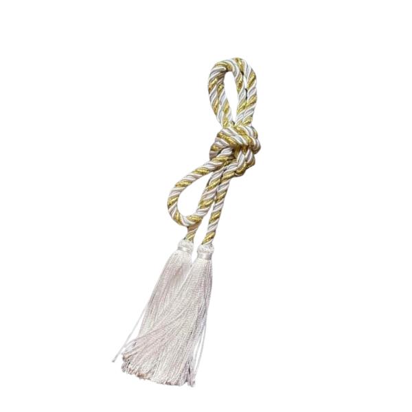 ”華やかさを引き立てる、タッセル付き組紐”光沢感のあるツイストロープ。ツイストロープの両端にタッセル房をつけました。髪飾りに添えて、華やかさが一気にアップします。成人式や卒業式などの着物、袴、振袖などの装いにおすすめです。【商品仕様】・紐の...