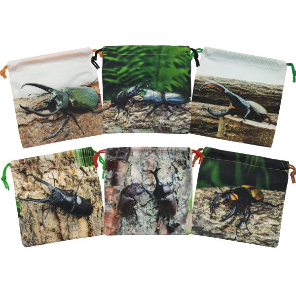 リアルな「昆虫」デザインの「リアル昆虫巾着袋」です。裏側も同じ柄のデザインになっています。〇サイズ：約H150×W150mm〇全6柄　各１枚※製品の製造過程により、糸の縒れ、ほつれ、色移り、色抜け等ある場合がございます。ご了承ください。※こ...