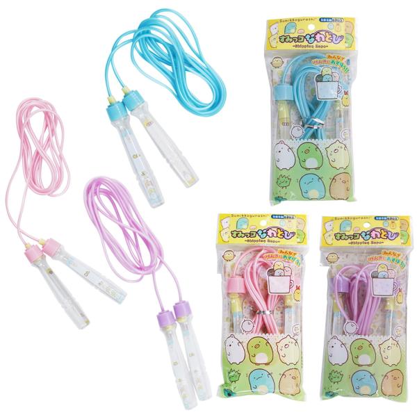 サンエックスの人気キャラクター「すみっコぐらし」のなわとびです。持ち手が透明になっており、すみっコデザインのネームプレートが入っています。ロープの長さは調節可能です。〇パッケージサイズ：H220×W105×D25mm〇ロープの長さ：約265...