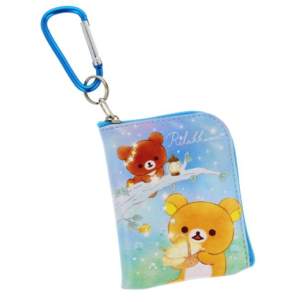 【リラックマ】の『L字ミニミニポーチ』です。あると便利なミニミニタイプのポーチ。小物や雑貨、お菓子や、お化粧品、イヤホンや充電器など使い方いろいろ。カラビナ付きでバッグなどにつけられます。〇サイズ：約H80×W60×D10mm〇素材：PU※...