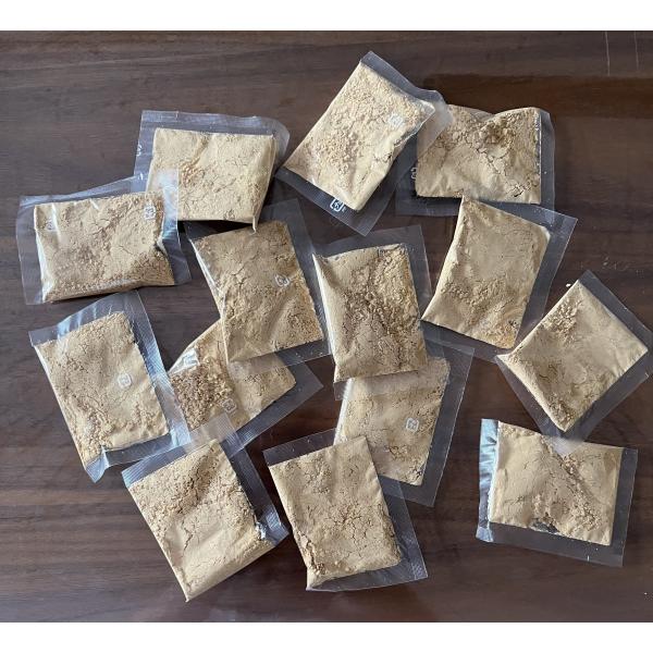 北海道産大豆100%使用。和菓子職人の声から生まれた深煎焙煎の香り豊かなきな粉。粒が細かく、くちどけもなめらかです。 お餅やヨーグルトやアイスに！ タンパク質も豊富でおいしさ間違いなし！！ 小分けになっているので湿気ず使い切れてとても便利です