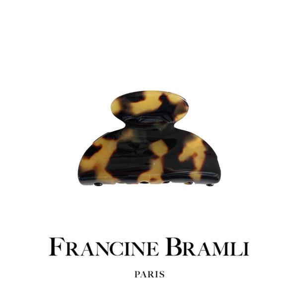 ・ベーシックなカラーでどんなヘアスタイルにも馴染むヘアクリップ。・アレンジの幅が広がります。※着用画像はサイズの参考イメージです。素材Cellulose acetateサイズ長さ50mm 高さ33mm 幅25mm重さ8g【フランシーヌ ブラ...