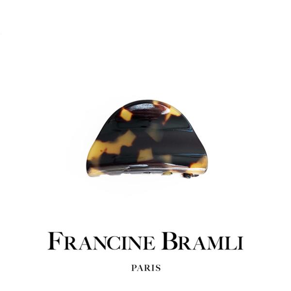 ・ベーシックなカラーでどんなヘアスタイルにも馴染むヘアクリップ。・アレンジの幅が広がります。※着用画像はサイズの参考イメージです。素材Cellulose acetateサイズ長さ40mm 高さ23mm 幅21mm重さ６g【フランシーヌ ブラ...