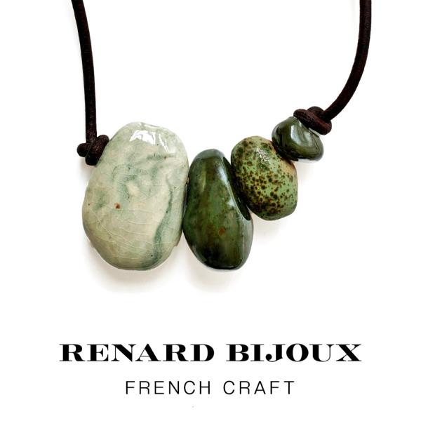 ・自然の小石を思わせるビーズを連ねた「Pebbles」ネックレス。・異なる形や色合いのビーズが並び、ナチュラルでありながら個性的な表情を生み出します。・光沢感のある仕上がりで胸元にアートピースのような存在感をプラス。・長さ調整可能なレザーコ...