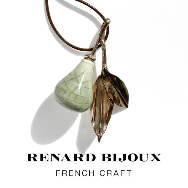 ・Renard Bijoux（レナード ビジュー）のフレンチクラフトシリーズより、手仕事の温もりが息づく Small Pear Cracked White。・白い果実部分には繊細なクラック模様が浮かび上がり、ひとつとして同じ表情がない特別な...