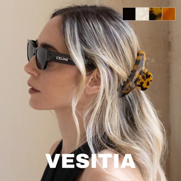 ・VESITIAの「Signature Claw Clip」は、高品質なアセテート素材を使用したハンドメイドのヘアクリップ。・大きめサイズと強力スプリングで長時間しっかりホールドしながら、髪や頭皮への負担を軽減します。・細毛・多毛・くせ毛な...