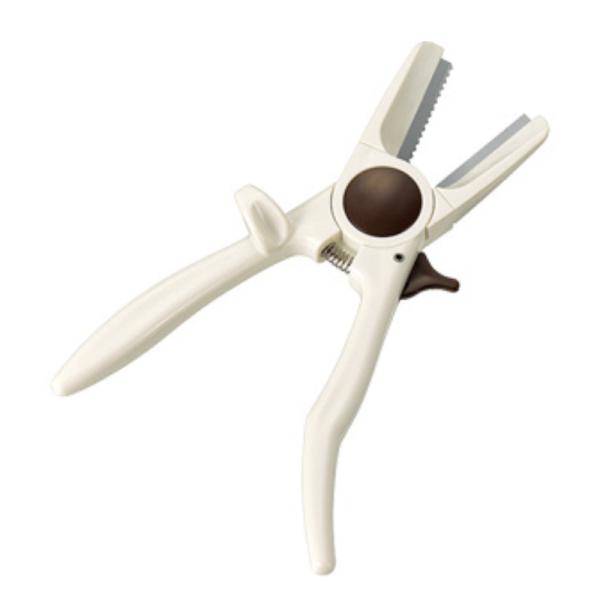 栗の皮むきがかんたんにできる！栗の皮の繊維にそって、切り刃を押え刃に寄せるようにするとラクラク●指かけ付きでしっかり握れて力が入れやすい●押え刃で栗の「座」を押えて固定し、切り刃で栗の「頭」から皮を切り込む●鬼皮と渋皮を同時にむくことができ...