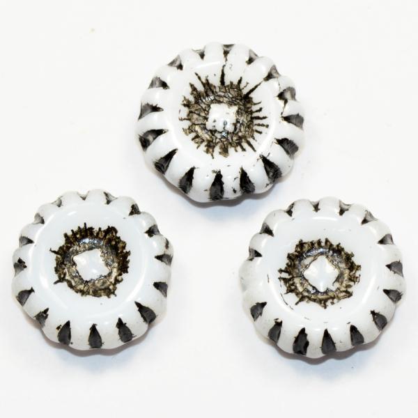 ●表示価格は３コ入りのお値段です。●画像２（ピンを刺してわかりやすくした状態）のように穴は２箇所通しで開いています。●穴の大きさ：約１ｍｍ弱●このビーズをセンターにしてリングを、また点々と３コぐらい入れてブレスとかいいですよ〜♪