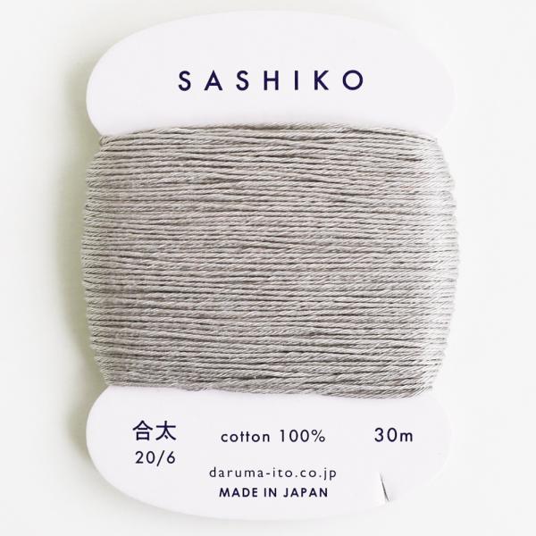 素材：綿・コットン100%糸長：30m特徴：6本撚りの少し太めの刺し子糸一目一目のステッチがはっきり映えるので大きな柄の刺し子におすすめです。 お好きな長さにカットしやすく、収納もしやすいカード巻の糸です。生産国：日本メーカー：DARUMA...