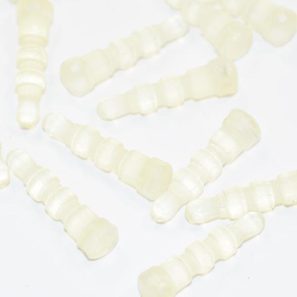 注：こちらの商品は訳あり処分品です、経年経過のため素材が黄ばんで来ています、ご了承の上でご注文をお願いします。●表示価格は１０コ入りのお値段になります。●直径３．５ｍｍのイヤフォーンジャックに差し込みが可能です。●穴の深さにより、飛び出した...