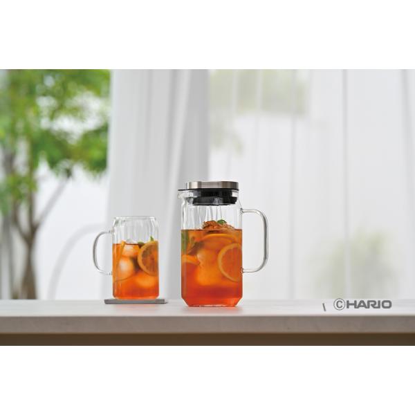 ■縦のラインが入ったガラスの美しさが際立つスタイリッシュなウォータージャグです。■耐熱ガラス製で色やにおいが付きにくく、熱湯での使用が可能です。■アレンジティーやハーブウォーターなど普段使いしやすいシンプルな形状です。■ステンレス製のフタで...