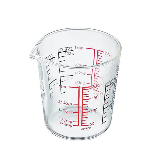 毎日使いたい使いやすさと安心感の計量カップです。中からも読めるメモリ。粉ものは黒、液体は赤の計量メモリです。サイズ:幅8.6×奥行8.1×高さ8.7cm 口径8.1cm本体重量:125g材質:耐熱ガラス安心安全の日本製実用容量:200ml